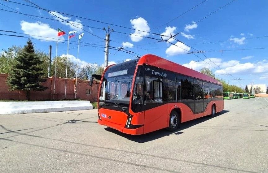 В Казани протестируют новый троллейбус. Он может проехать без сети 20 ...